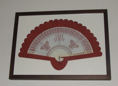 Displaying a Hand Fan | Ever So Scrumptious